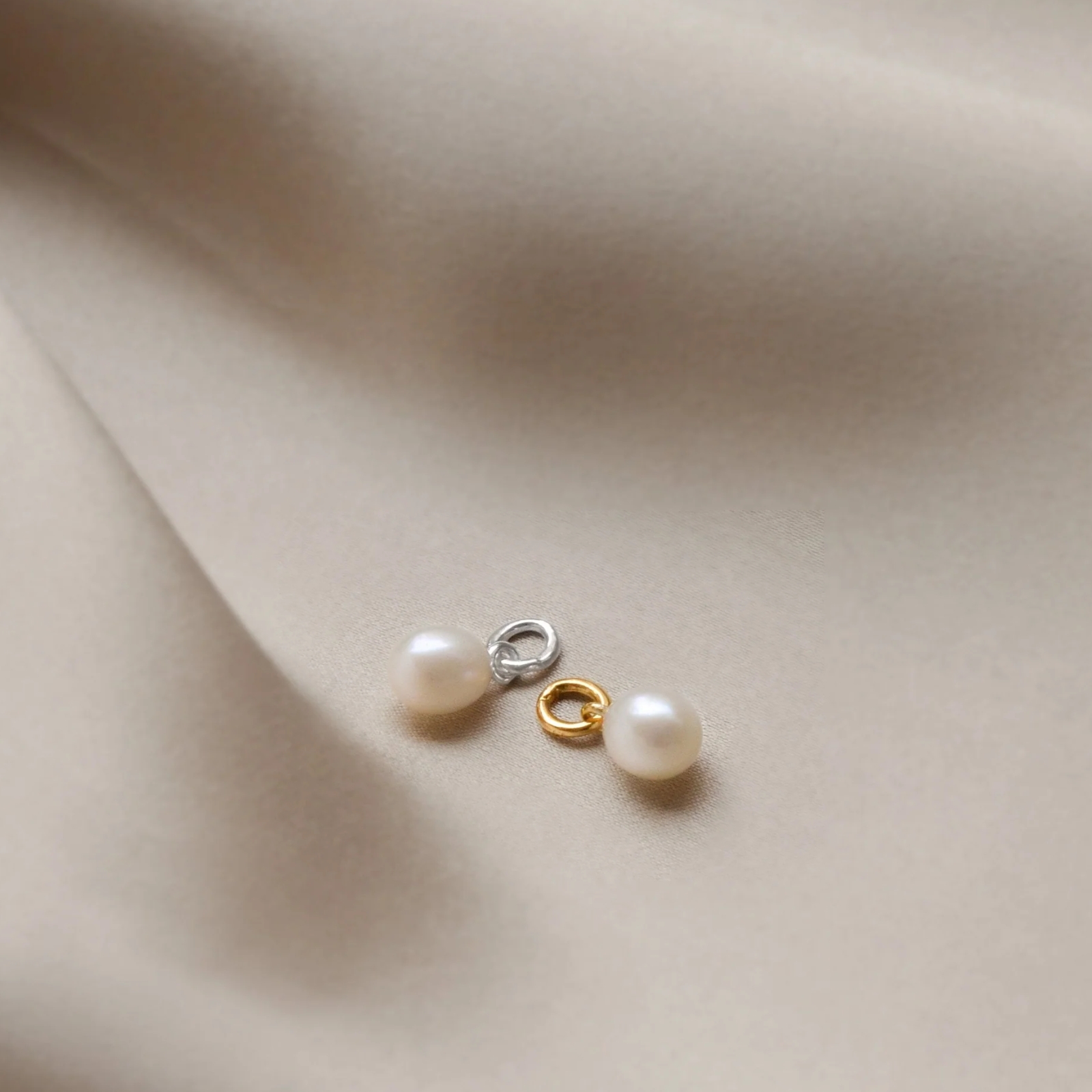 Berlock beloved Pearl Guld, Syster P | Handla berlocker online ...